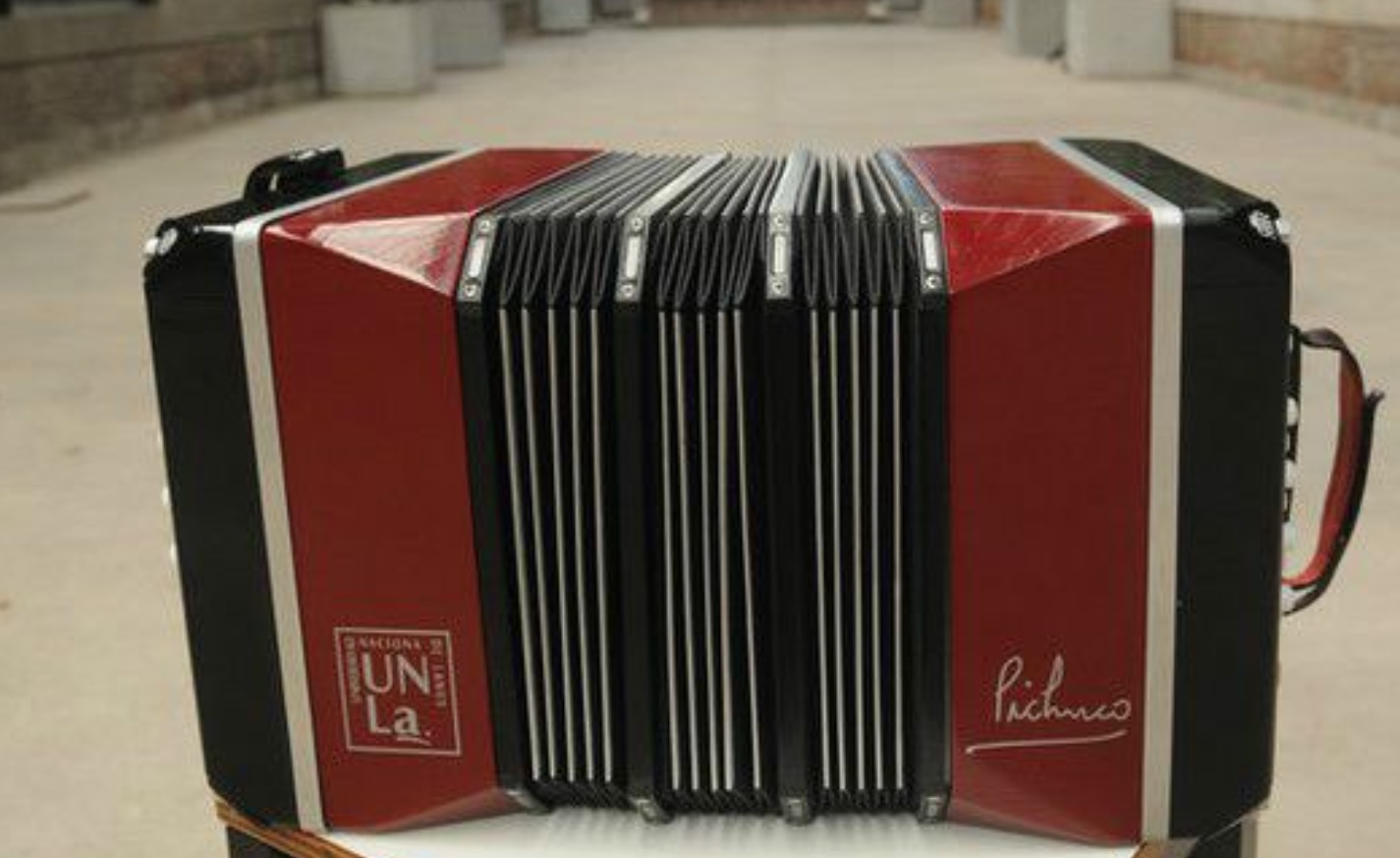 Los bandoneones creados con material reciclado de los talleres ...