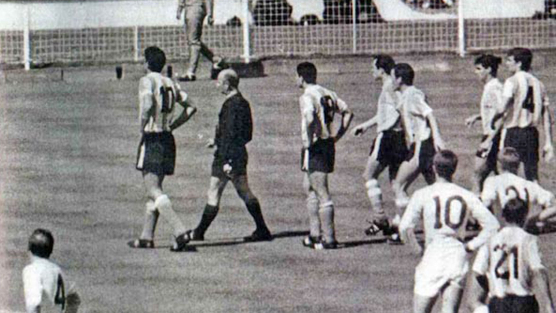 El futbolista que desafió a la Reina Isabel: qué es de la vida de ...