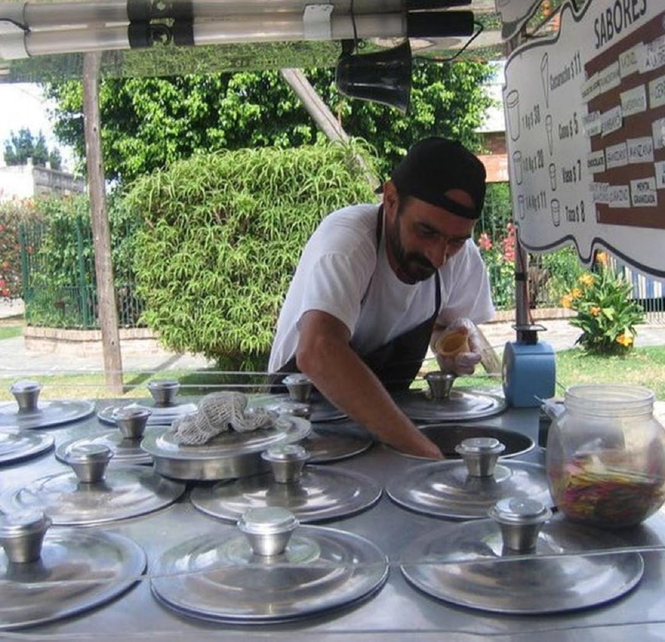 Lanús: quiénes están detrás de "Mr. Bocha", los heladeros que van por ...