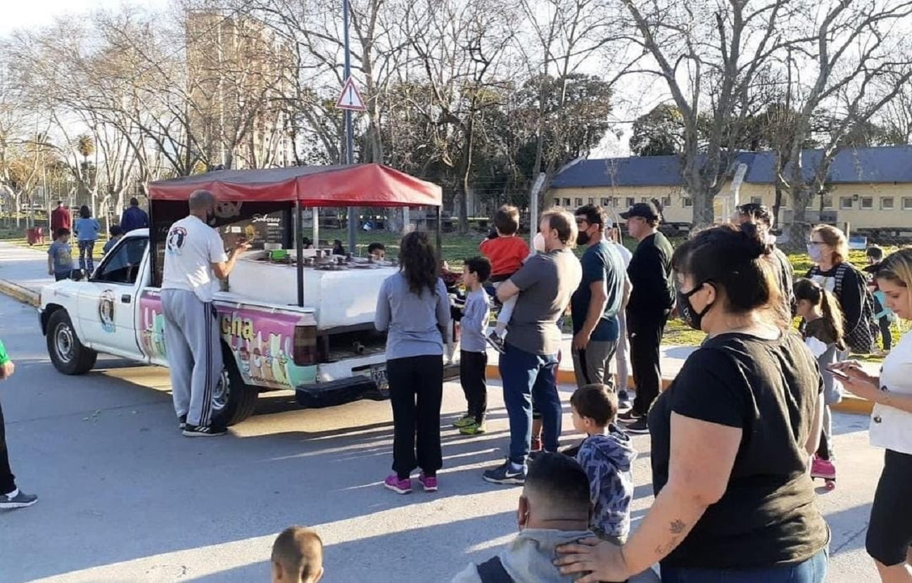 Lanús: quiénes están detrás de "Mr. Bocha", los heladeros que van por ...