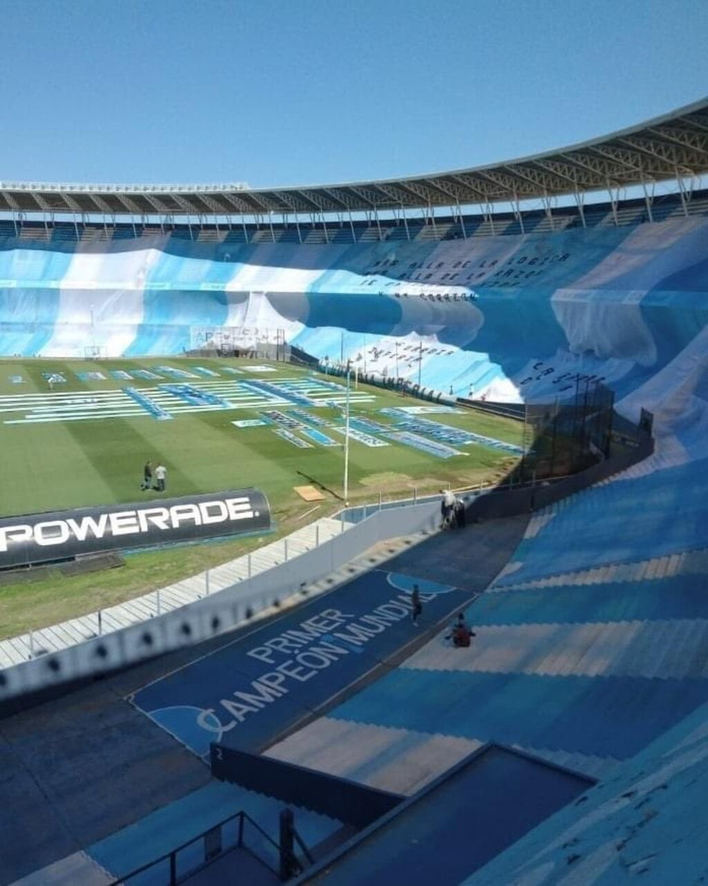 El día que Racing estrenó la bandera más grande del mundo