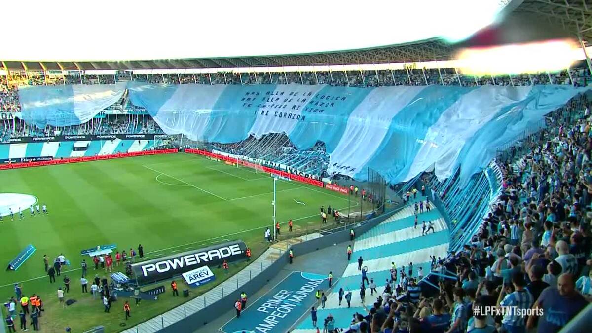 El día que Racing estrenó la bandera más grande del mundo