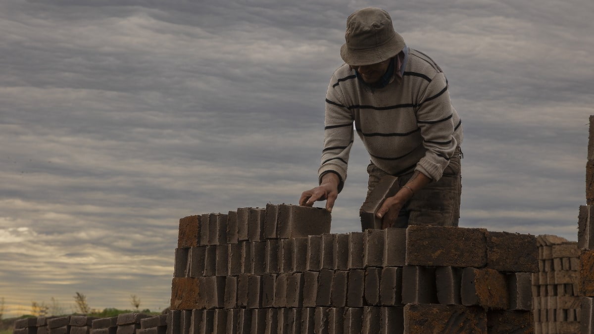 Cucullú, el increíble pueblo turístico que vive de fabricar ladrillos y ...